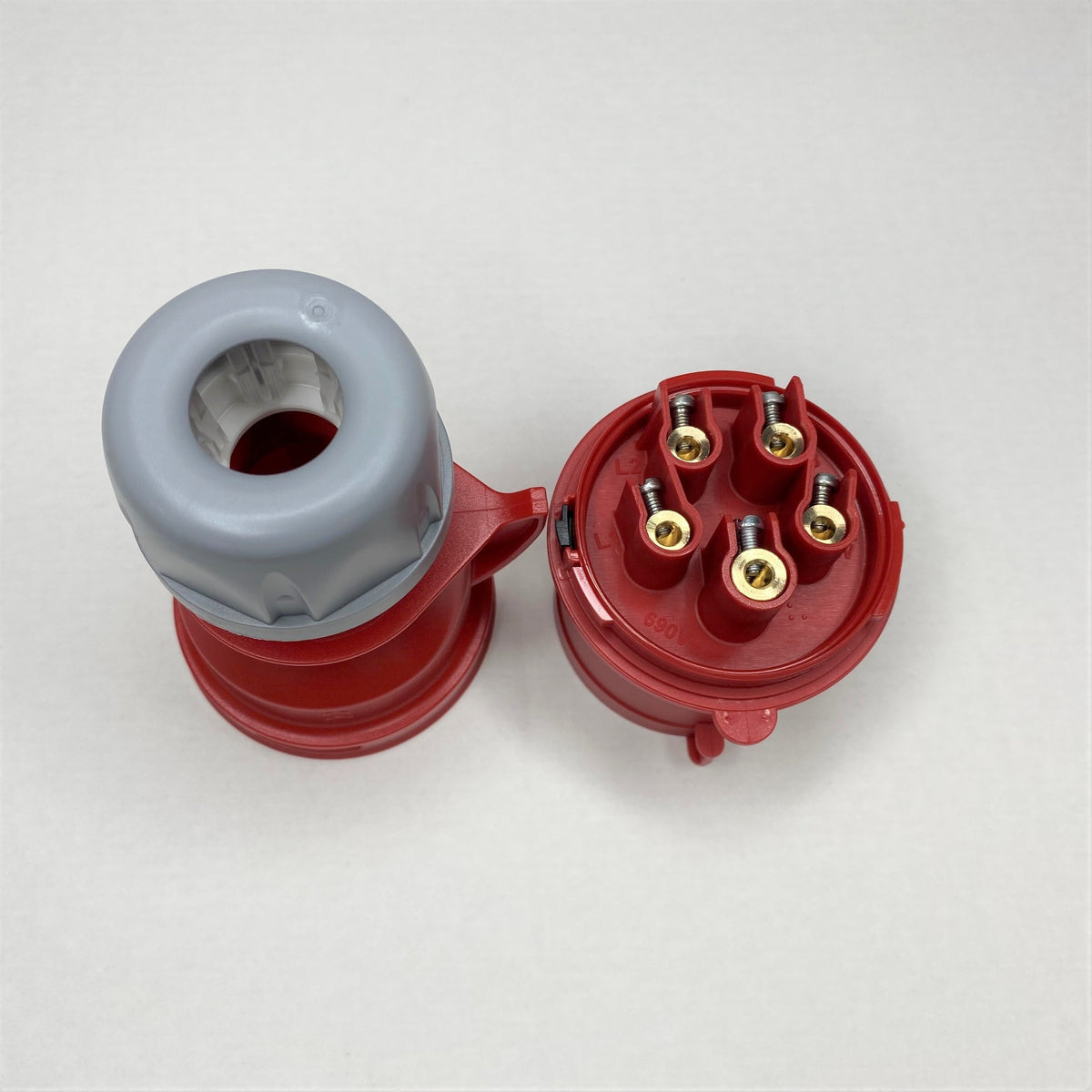 3 PHASE PCE 400 32A 3PIN N+E IP44 Plug – Mcc Power Accessories